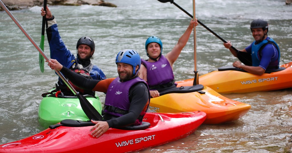 Cursos de kayak en aguas bravas para verano. River Guru, actividades en ...